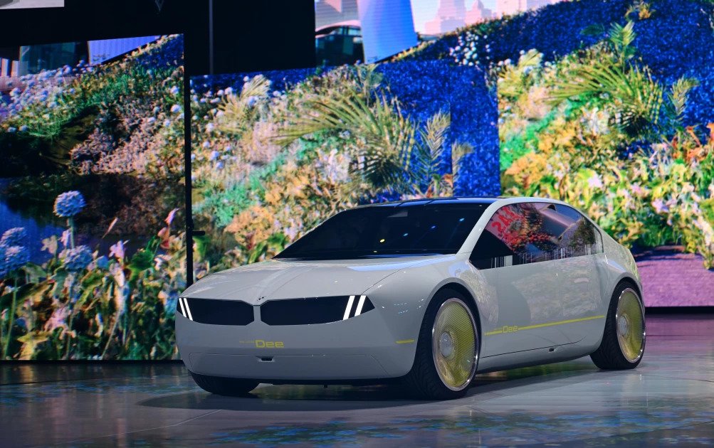 BMW Unveils Car That Can Change Colour - Wakenyaleo